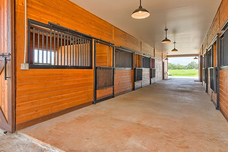 Tour a Six-Stall Barn with Luxurious Living Quarters - STABLE STYLE